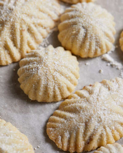 Easy Maamoul Recipe (Lebanese Date Filled Cookies) - Bites with Bri