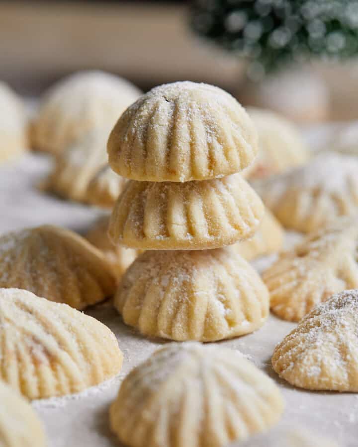 Easy Maamoul Recipe (Lebanese Date Filled Cookies) - Bites with Bri